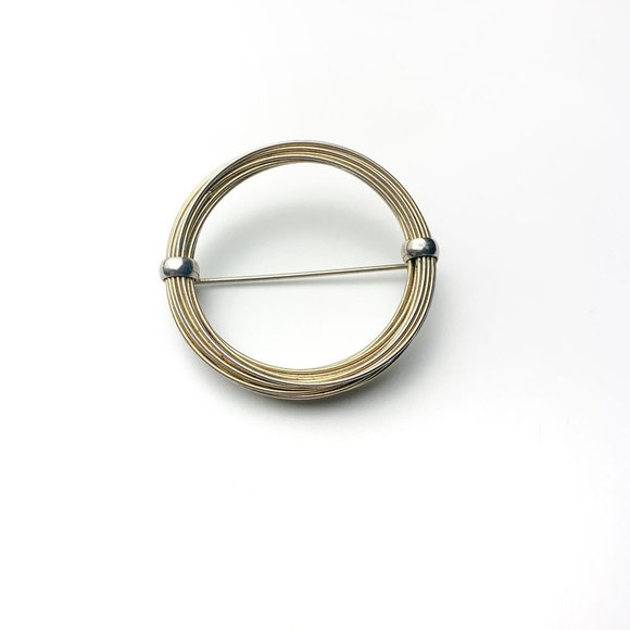 American Vintage | Jewelry | Vintage Gold Tone Circle Brooch With Wire ...